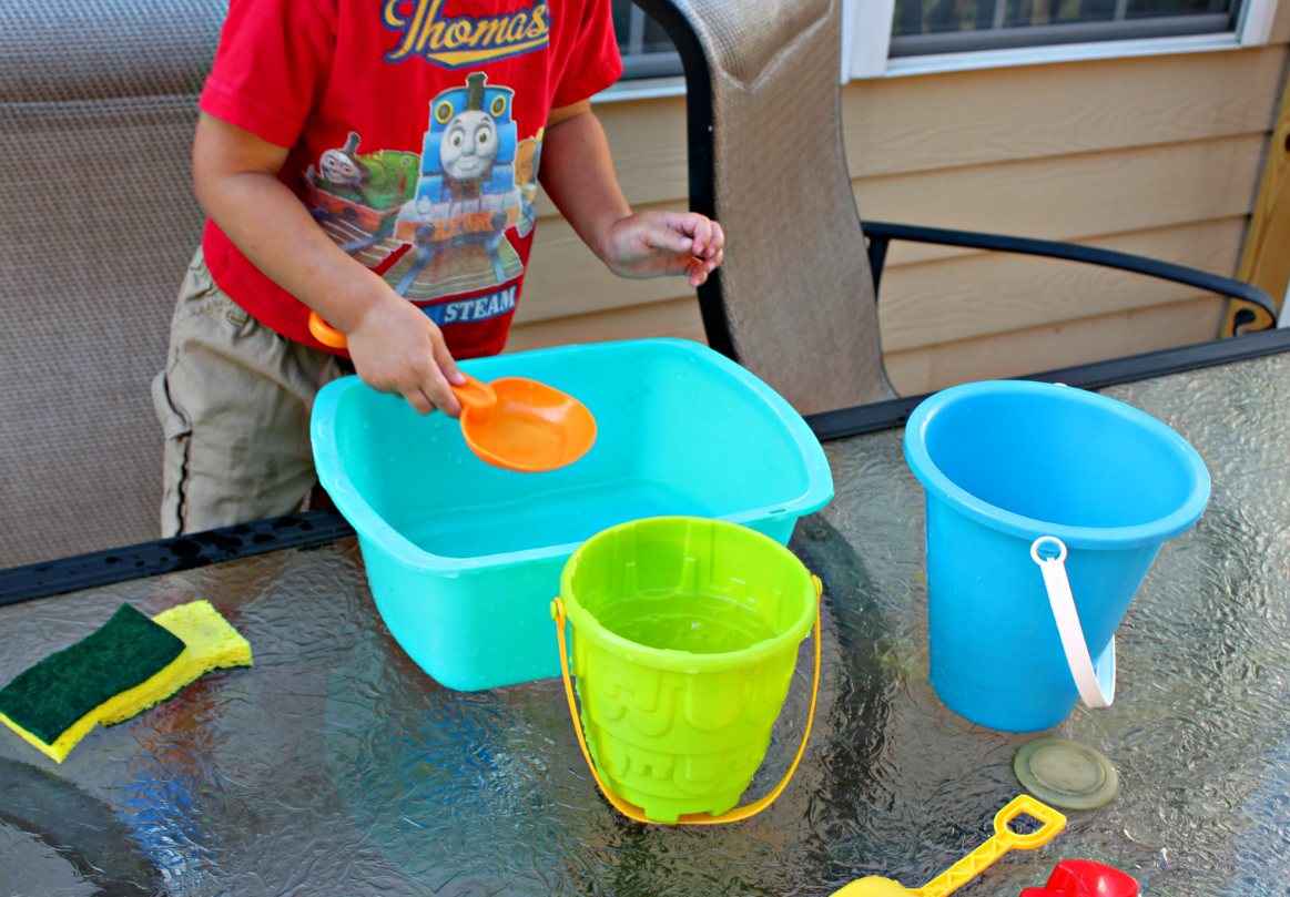 Water Transfer Activity with Sponges: Easy Toddler STEM Water Play ...